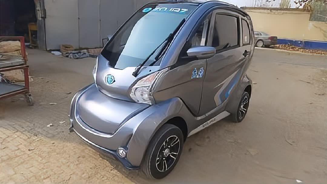 两门三座,操作全在手上,一键启动独立悬挂,倒车影像娱乐一体机