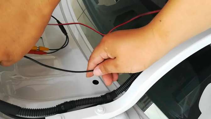 18款雪佛兰科沃兹后拉摄像头安装教程