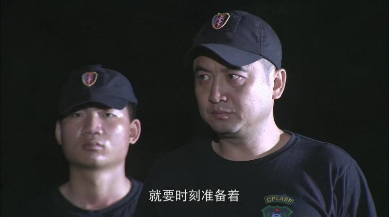 不愧是特种兵,训练都如此残酷,用实弹训练,稍有不慎便中枪