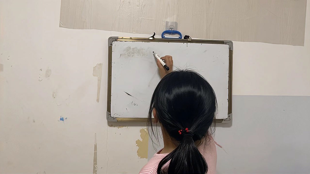 两位数乘法,小姑娘讲得很好,求知欲满满,假期不放松每天一讲