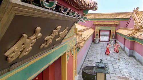 还珠格格:小燕子踢球都能惹祸,不愧是惹祸精,就连皇帝都慌了
