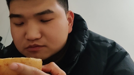 女朋友蒸的花椒冰糖梨,说能治咳嗽