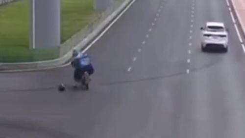 外卖小哥摔倒电动车起火,美团小哥把他拽出火海,看着太让人感动!