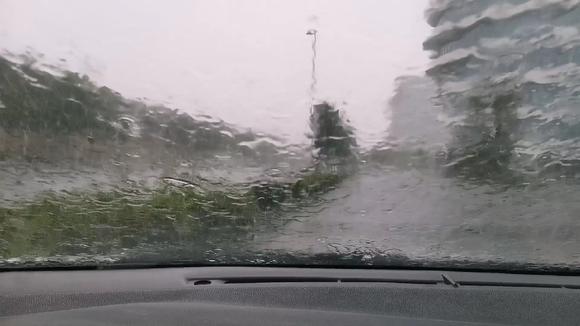 上海的台风暴雨太厉害了