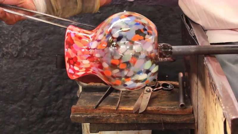 彩色玻璃瓶是怎么制作的?看完只能说师傅手艺太高超