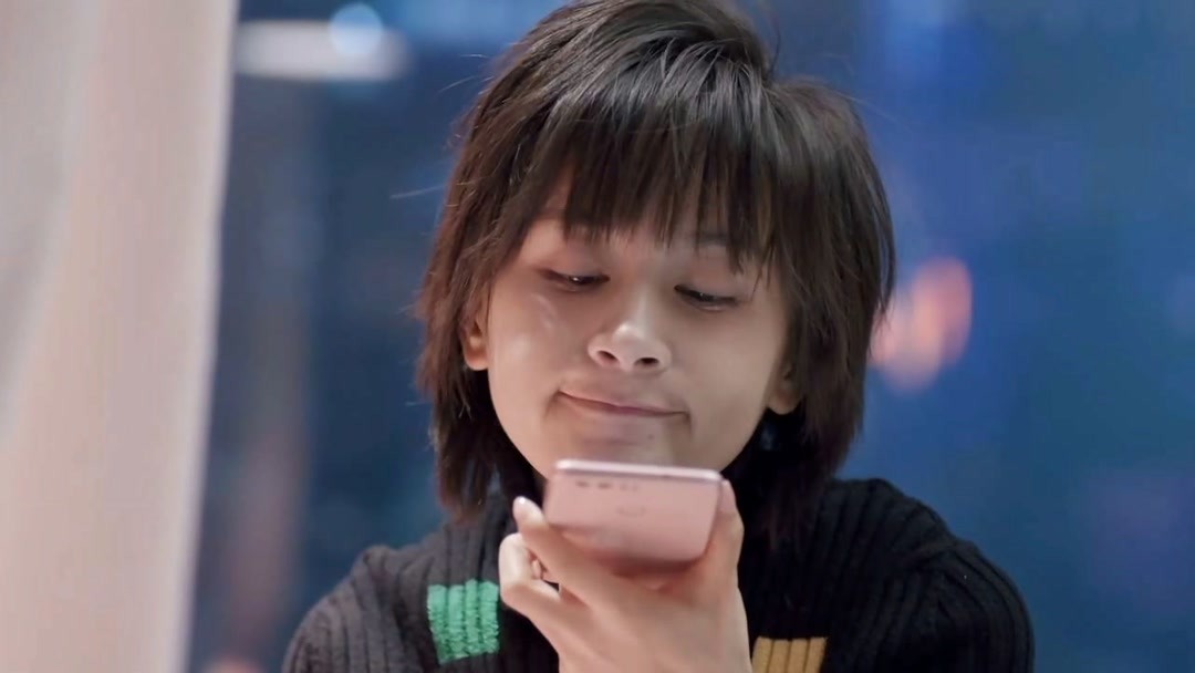 欢乐颂:王子文对手机自言自语,还做怪表情,不修图就发朋友圈!