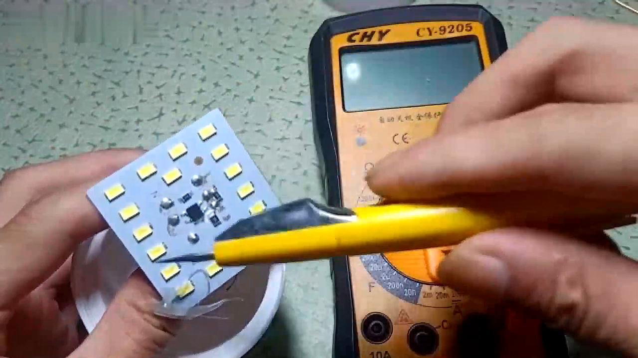 LED灯不亮了,可别扔了,老电工告诉你:只花1毛钱,就能修复