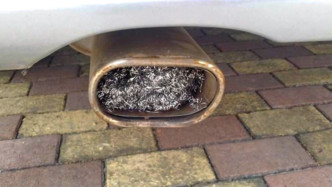 车位被占,为啥老司机都给对方排气管塞“钢丝球”?车主:太狠了