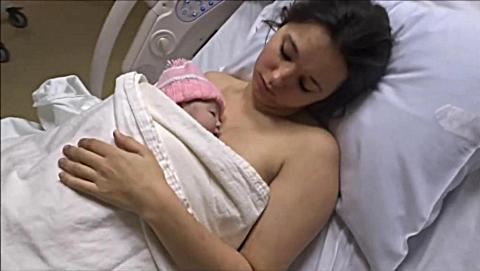 医院产房直击真实的孕妇分娩过程, 宝宝出生后妈妈已累的几近虚脱