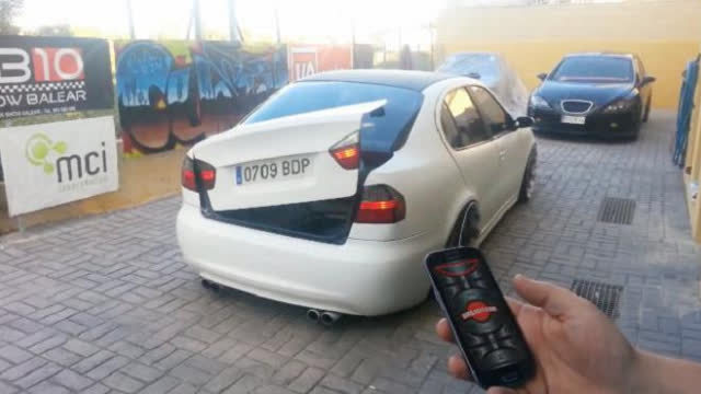 民间牛人改装电动尾门,按下开关,网友:停车场收过费?