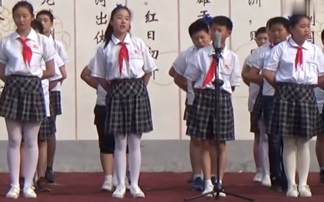 小学生们在台上表演《明天会更好》等节目