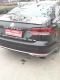 这个带字母的大众停的好啊,我都不敢倒车了,只有等了…