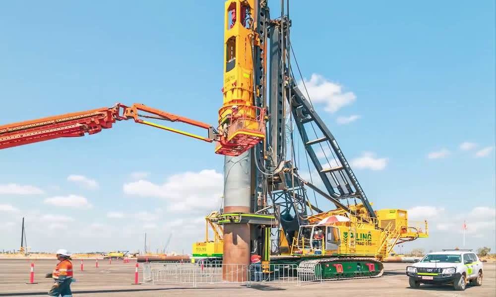 230吨打桩机的施工现场,20米长的钢管瞬间砸入地底,.