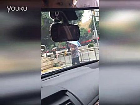 美女教你怎么安装凌度A12行车记录仪