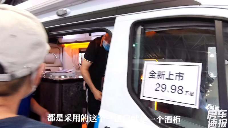 新款福特升顶房车上海首发,配备独立卫生间,价格逆天了