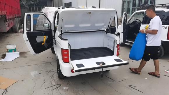 两门四座皮卡车,车斗有盖,拉点东西不怕雨淋