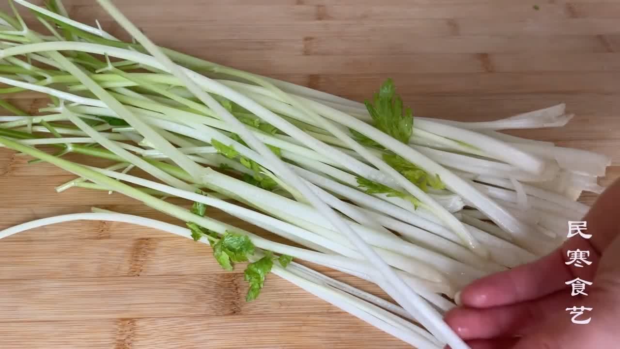 今天才知道,芹菜加2个鹅蛋,原来有这么大的功效,真是长见识了