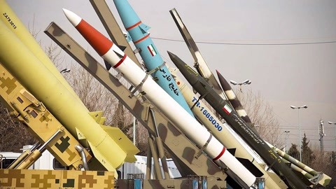 一批批导弹砸向美军基地,伊朗放话将袭击美本土后,特朗普认怂了