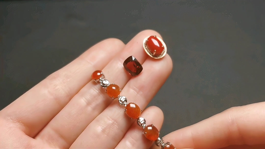 红色系宝石那么多，红色翡翠的质感和光泽有哪些特点