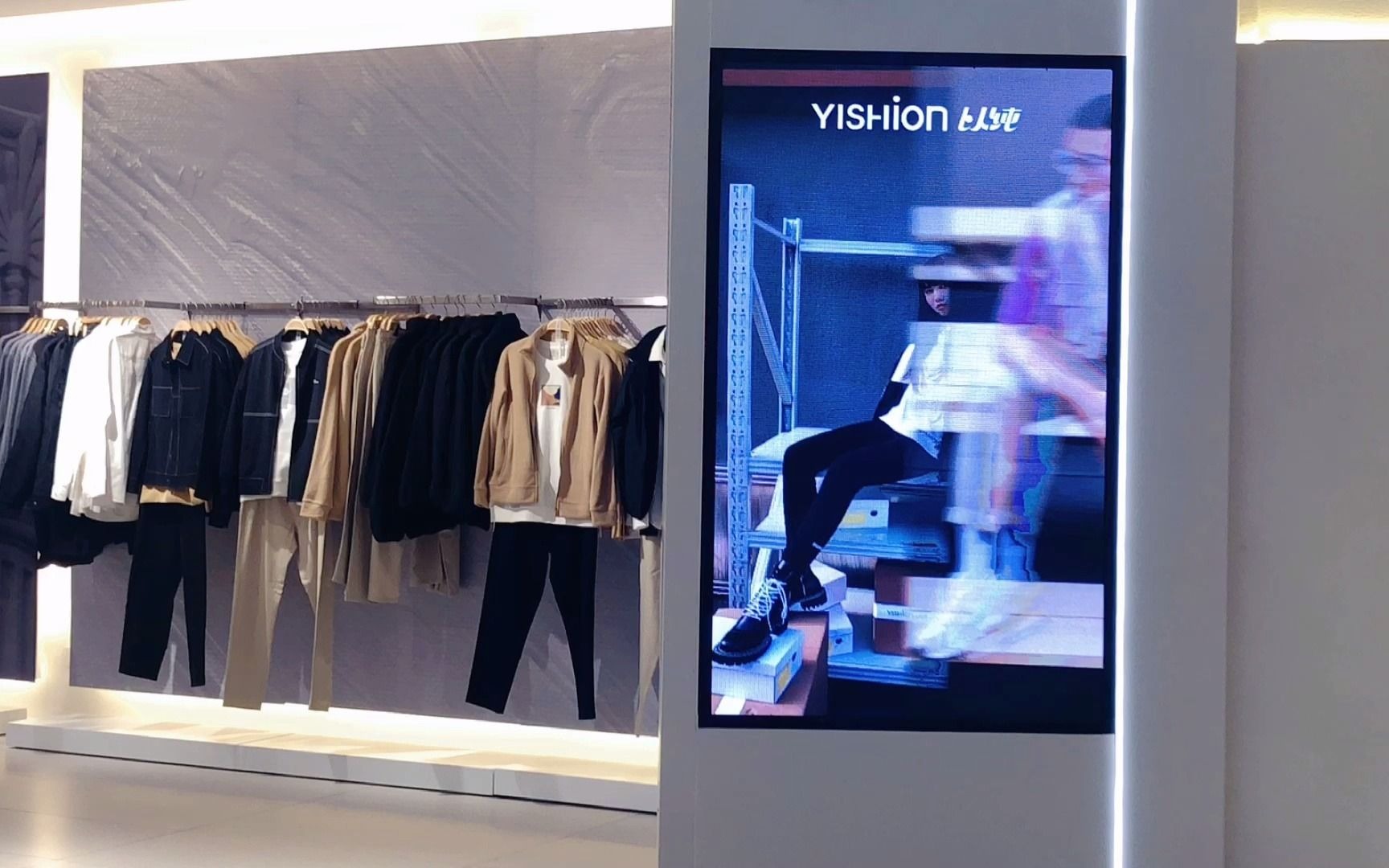 宽博一高端连锁卖店条形屏展示效果