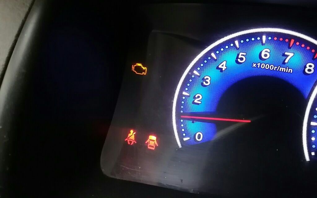 发动机亮黄灯是怎么回事?