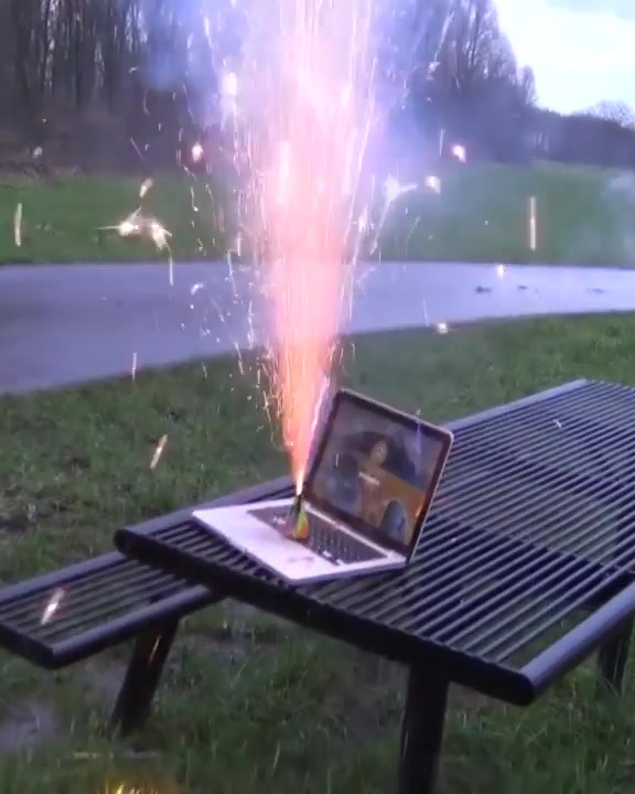 土豪新玩法!烟花VS电脑,你猜结局会怎样?