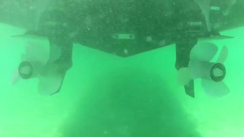 轮船的螺旋桨是怎样转动的,在水里放上一个摄像头,疑惑终于解开了!