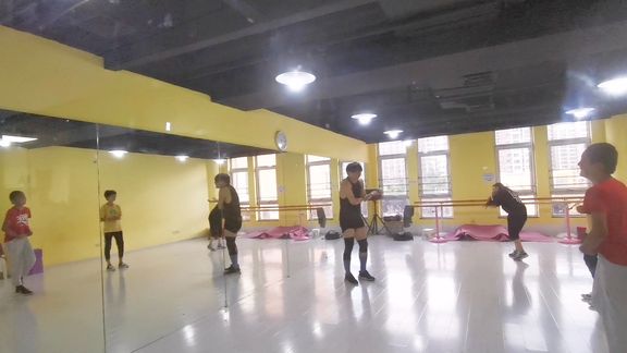 舞蹈课上老师模仿学生的不标准动作简直是惟妙惟肖,大家笑弯了腰