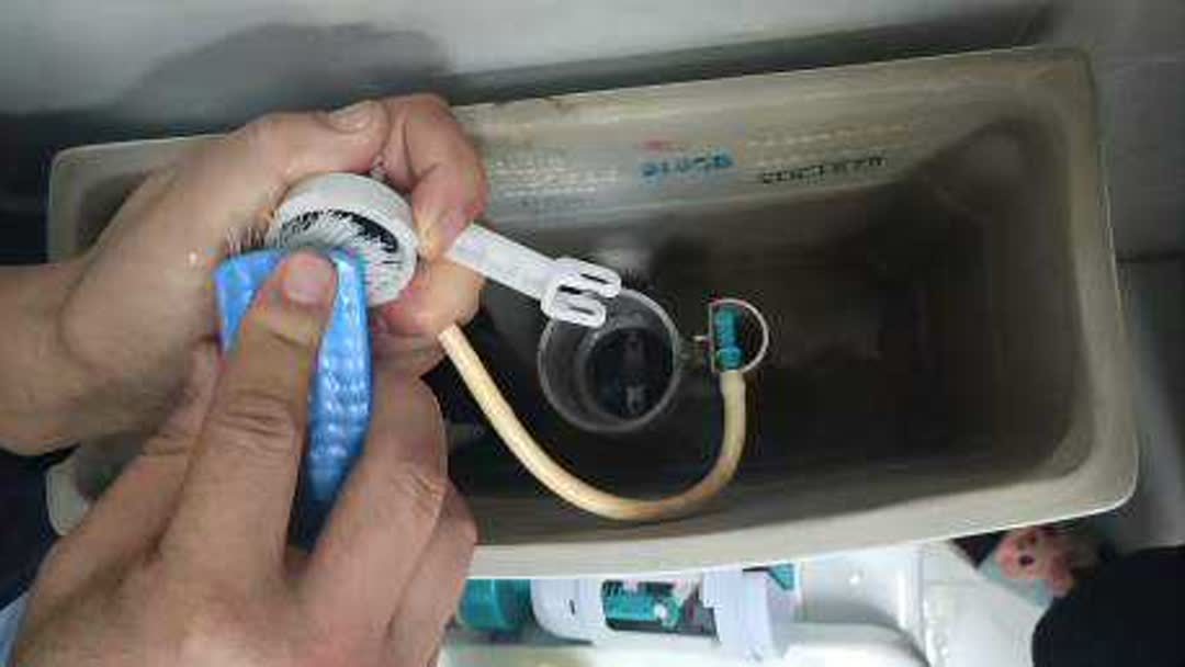 岳哥家马桶一直哗啦啦漏水,想省钱自己修,能修好吗