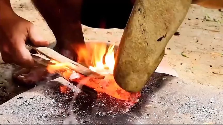 第13集全小哥使用铁斧伐树,制作稻谷脱谷机。