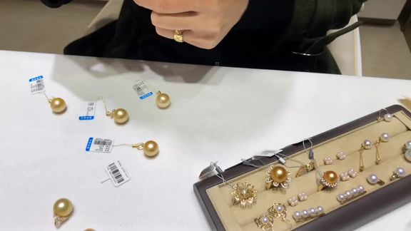 认识一位美女珠宝设计师。天天忙着设计制作的美丽的珠宝首饰