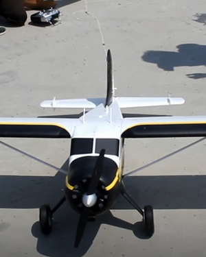 在浦东滴水湖看直升机航模飞行表演