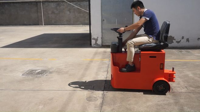 泰州惠泽座驾式电动牵引车视频