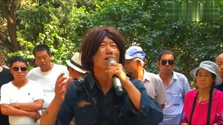 高手在民间!流浪乞丐唱歌乞讨,许多人围观