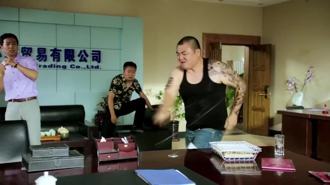黑心客户欠钱不还,怎料小伙墨镜戴上成大佬,客户吓得还钱