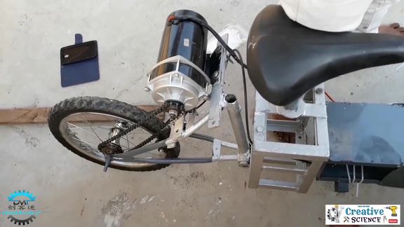 印度小哥自己改装电动自行车,看成品有点像是国内的款式