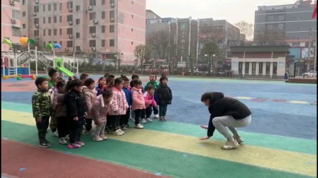 健康游戏《蚂蚁搬家》 小班