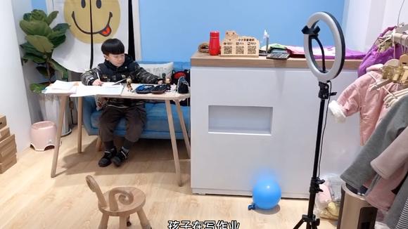 最近流感严重学校放假,带孩子去童装店写作业。