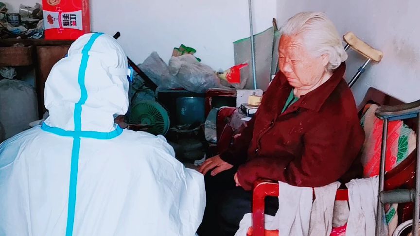 我们这里的医生给腿脚不便老人入户做核酸检测,村主任开车拉着。