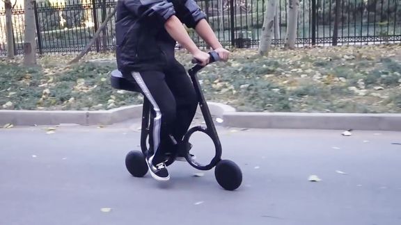 清华学子发明折叠电动车,骑完就能装包里,一个才卖2300元!