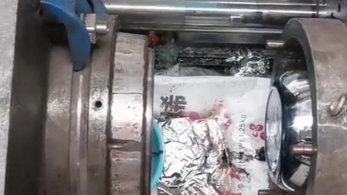 模具生产脸盆一秒成型,果然机械是第一生产力,代替了原始的人工!