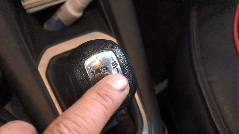 你们现在还知道如何开手动挡车吗?我们来看一下