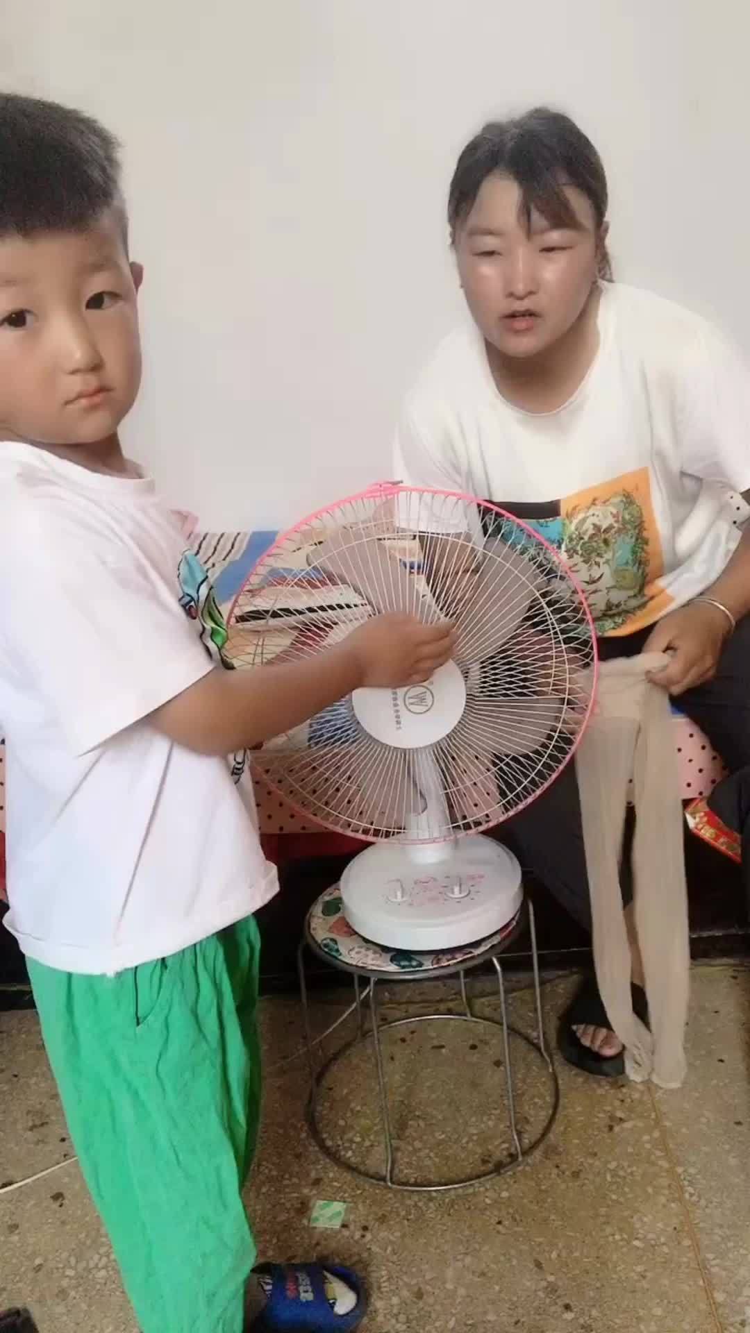 夏天到了,家里有宝宝的用风扇一定要做好安全措施!