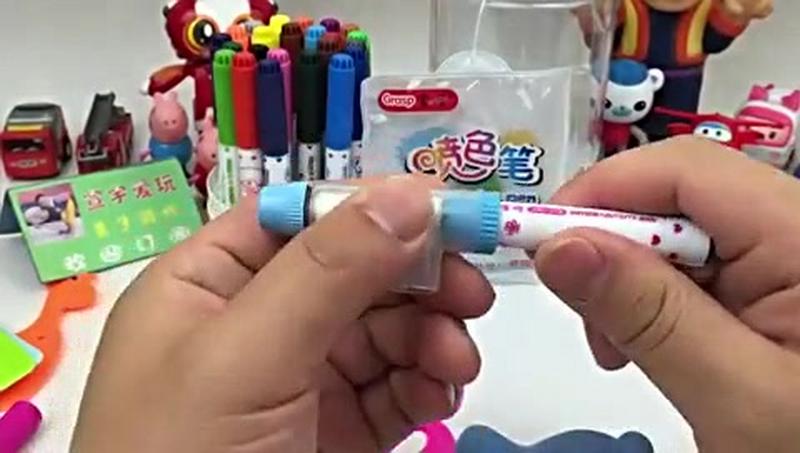 宣宇爱玩亲子游戏,喷喷笔喷色笔