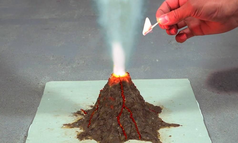 小伙为了体验火山喷发的威力,亲自模拟实验,场面极为壮观!