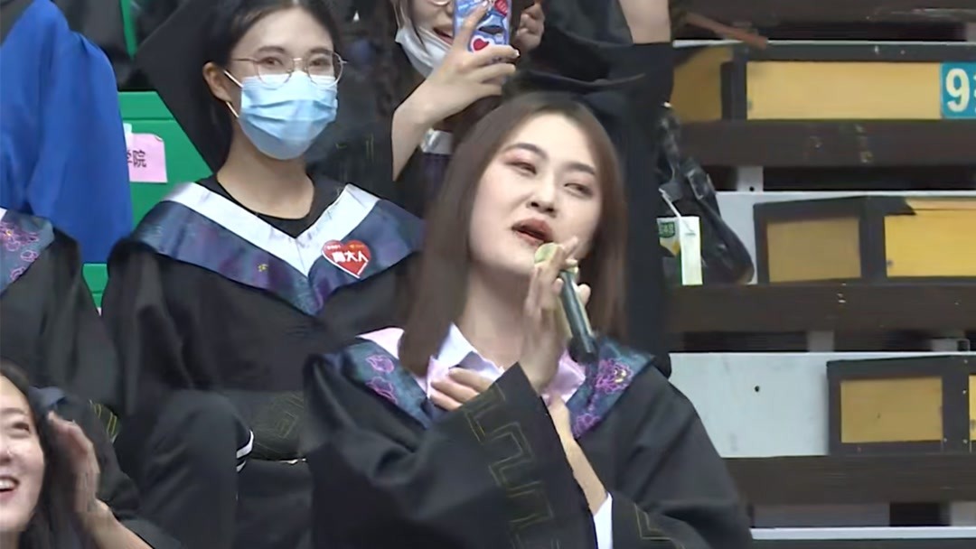 青岛大学毕业典礼火了!一首《星辰大海》听得热血沸腾,瞬间洗脑