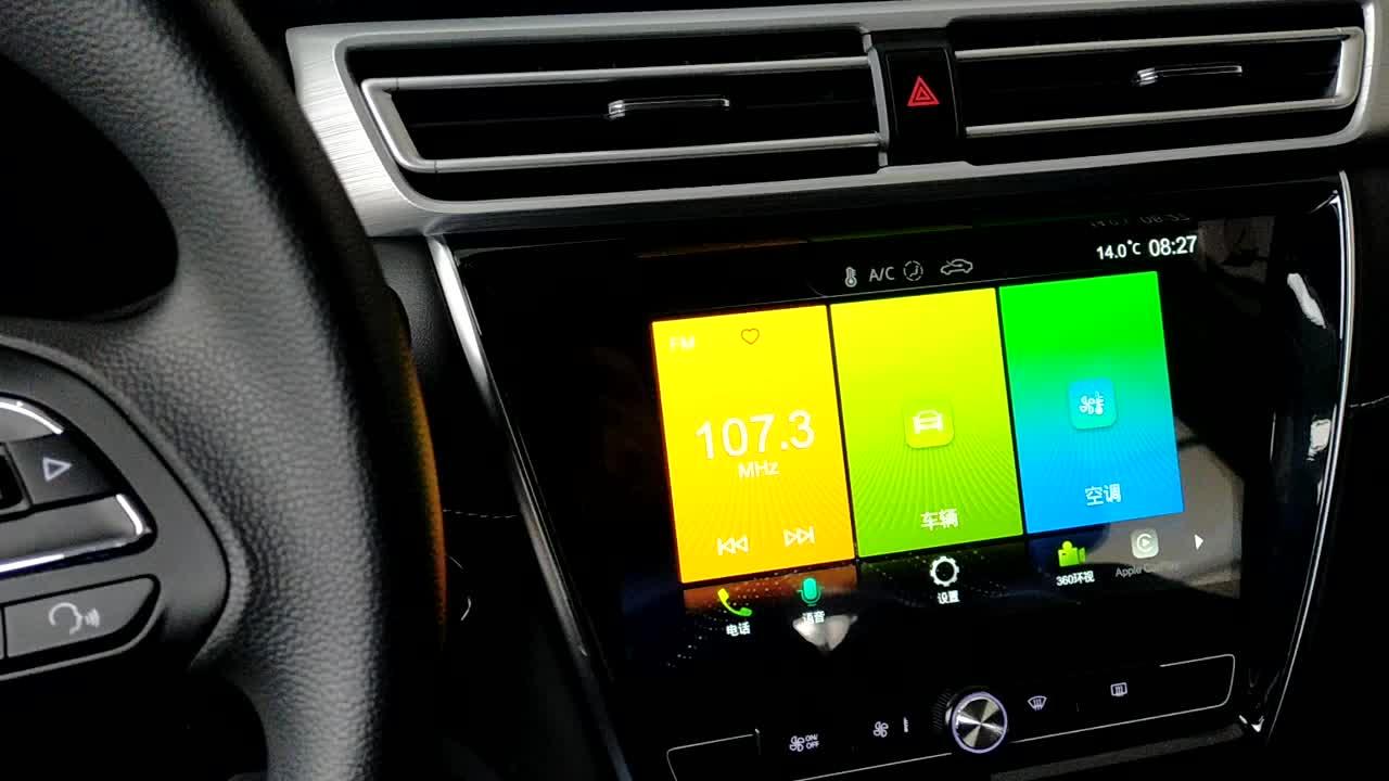 荣威i5虽说是轿车,空间还算宽裕一家人出行正好合适,轿车级别预留...