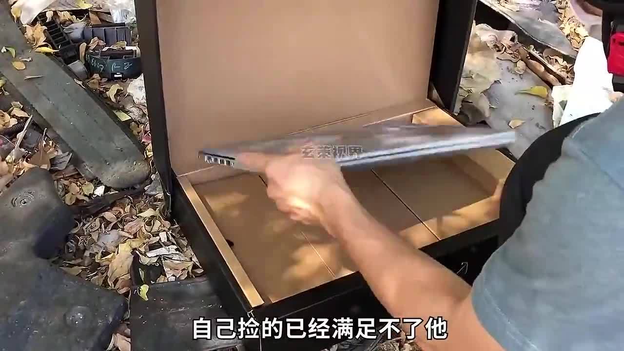 小哥天天把电脑芯片放锅中煮,月入10万