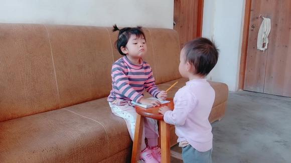 做个简单的自我介绍,再去接小孩回来