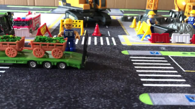 超能工程车联合施工,开展道路绿化作业